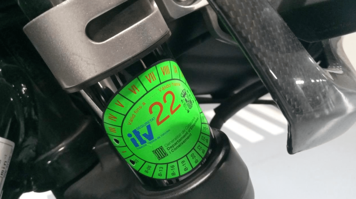 ¿Debo llevar puesta la pegatina de la ITV de la moto?